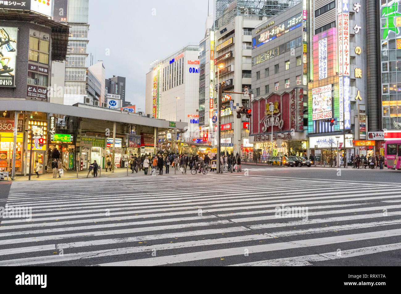 Busy road junction and pedestrian crossing in central Shinjuku, Tokyo ...