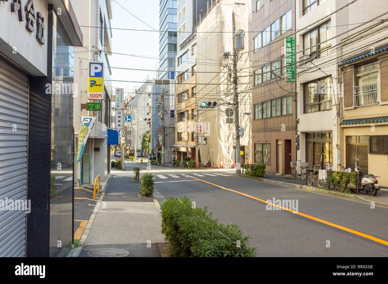 Tokyo city backstreet hi-res stock photography and images - Alamy
