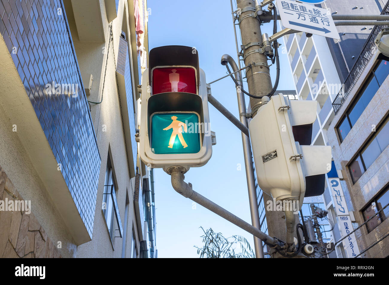 Green walk signal hi-res stock photography and images - Alamy