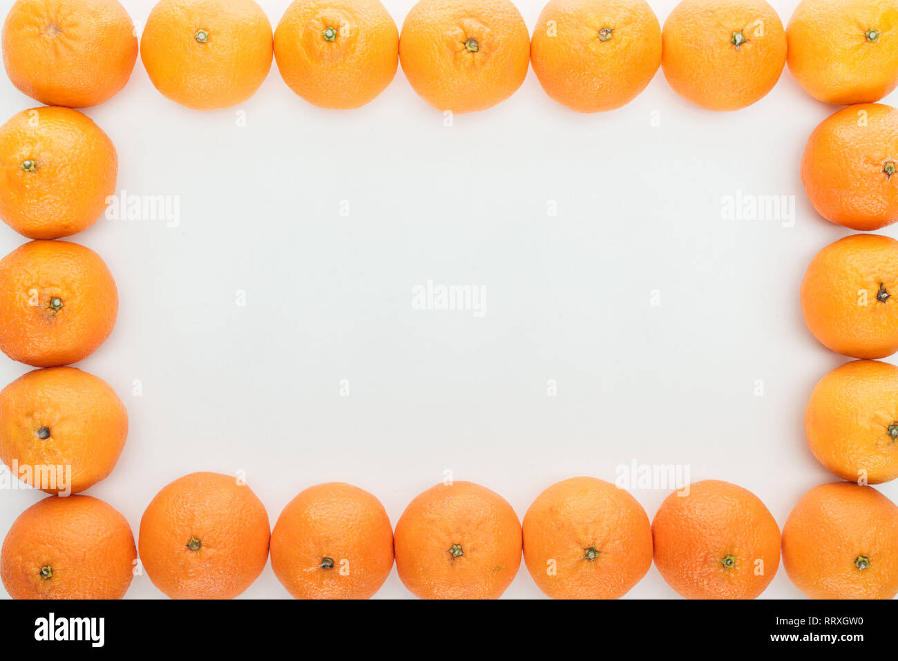 frame borders of ripe tangerines on white background with copy space ...