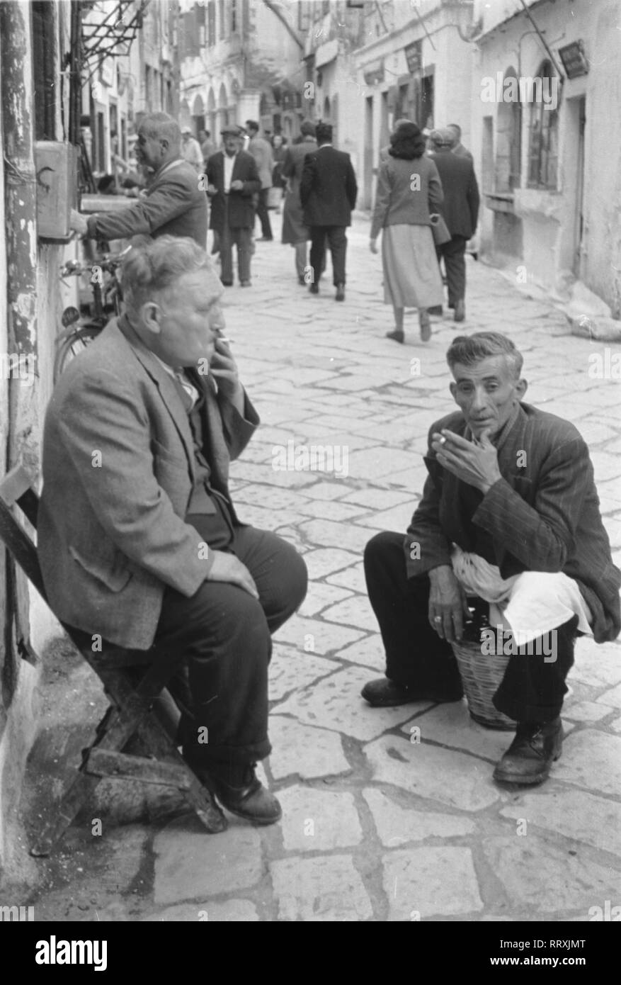 Unterhalten männer sitzen hi-res stock photography and images - Alamy