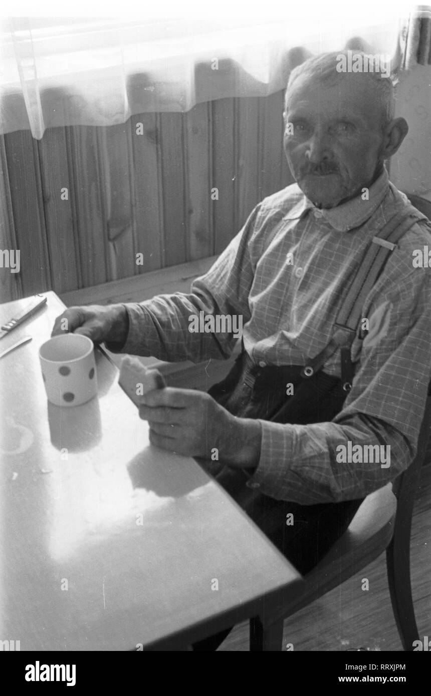 Austria - Österreich ca. 1950, Dorfgastein, alter Mann am Tisch. Old ...