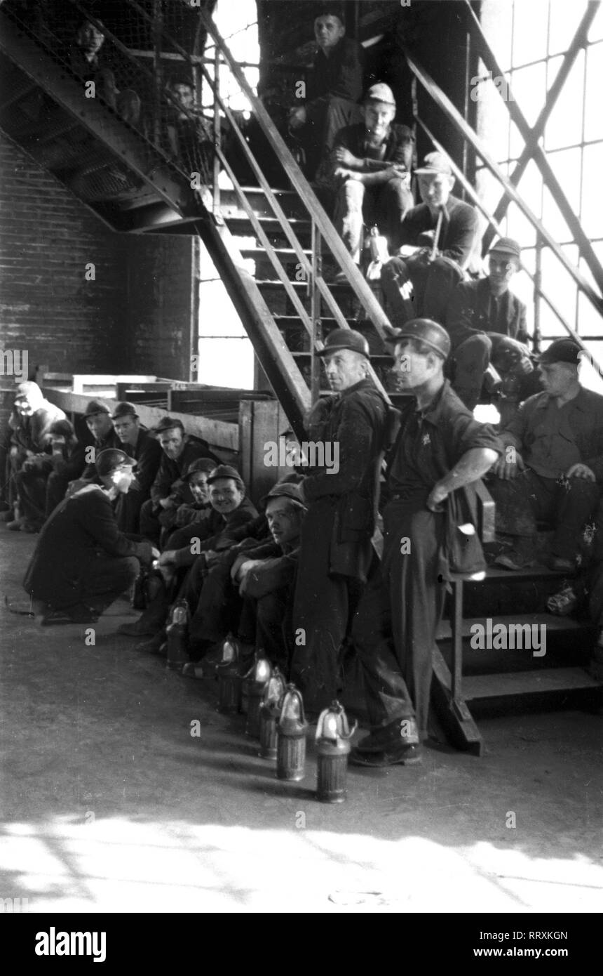 Coal miners 1950s hi-res stock photography and images - Alamy
