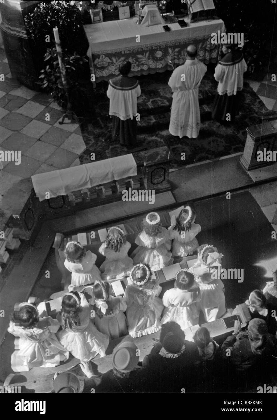 Germany - Deutschland ca. 1950, Neuhaus, Mädchen in der Kirche bei der ...