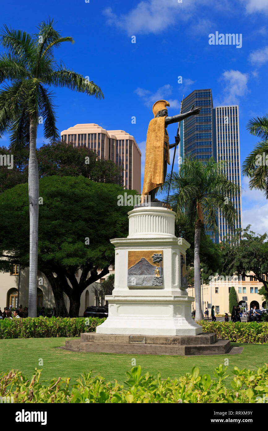 King Kamehameha Statue outside Alliolani Hale, Honolulu, Oahu Island ...