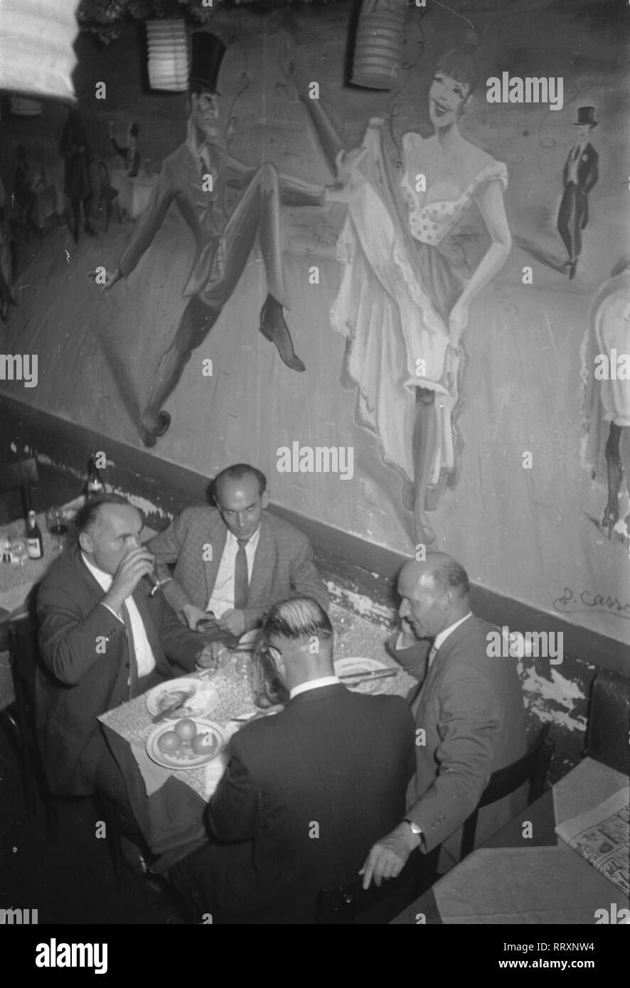 Frankreich - France in 1950s, Frenchmen in a tavern in Paris, Quartier ...
