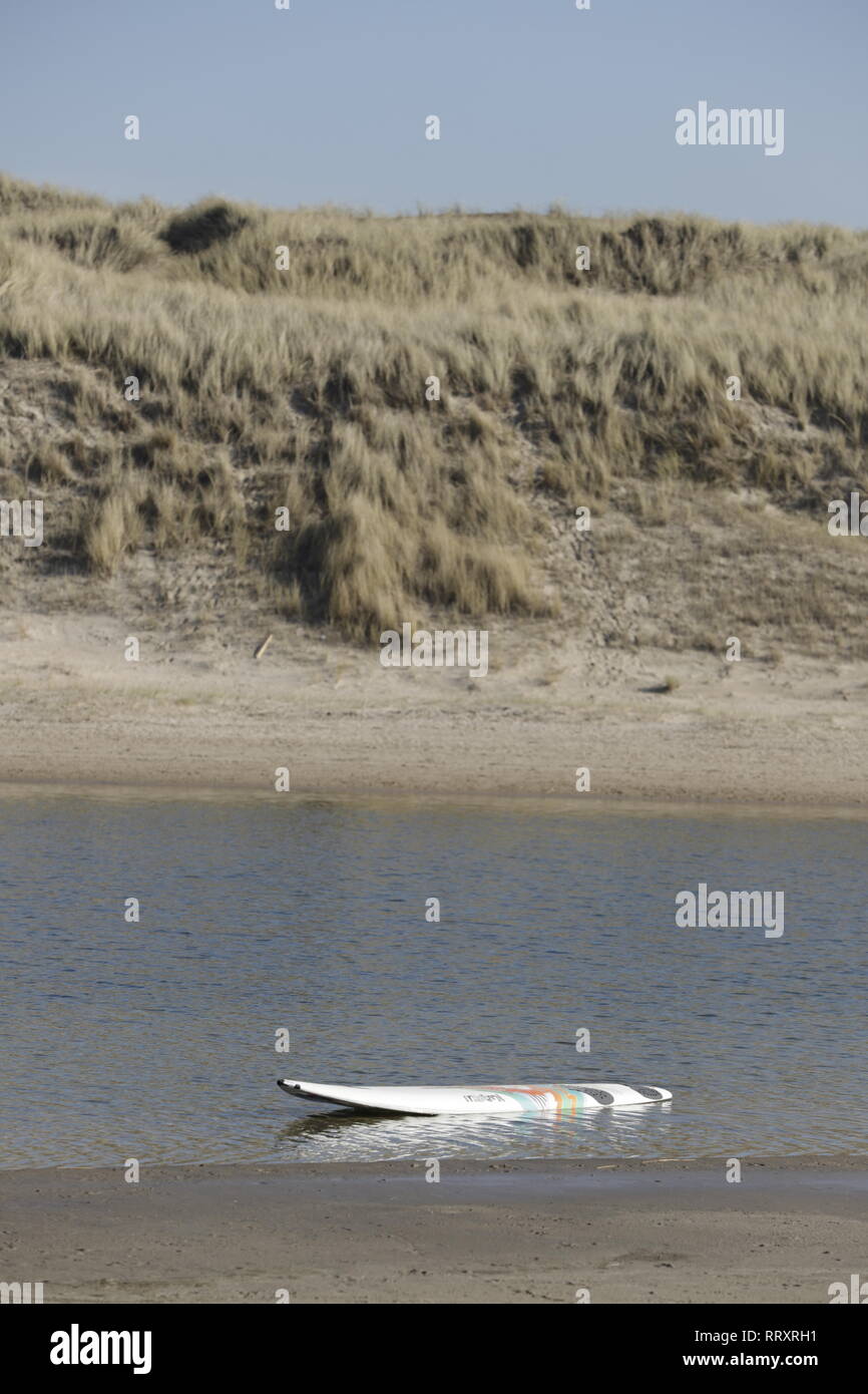 A surfboard left on the water Stock Photo - Alamy