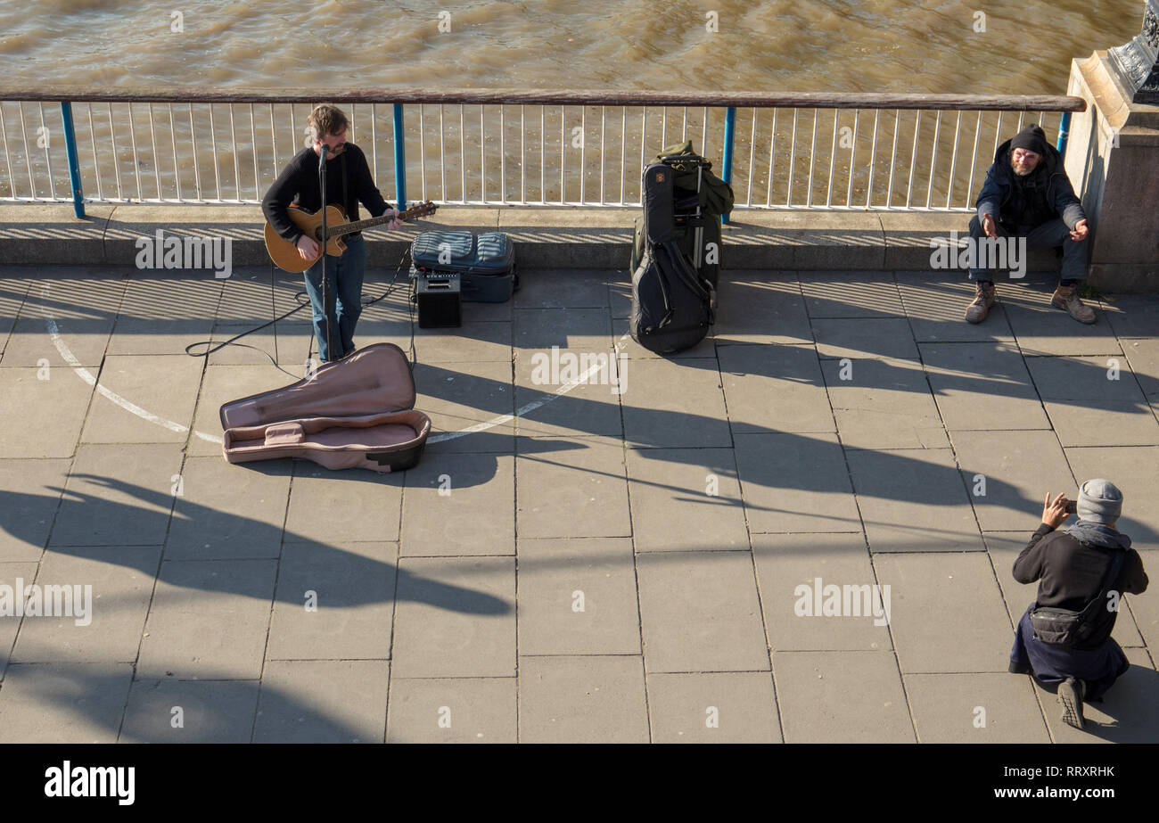 Busker singing on the South Bank, London, UK along the river Thames ...