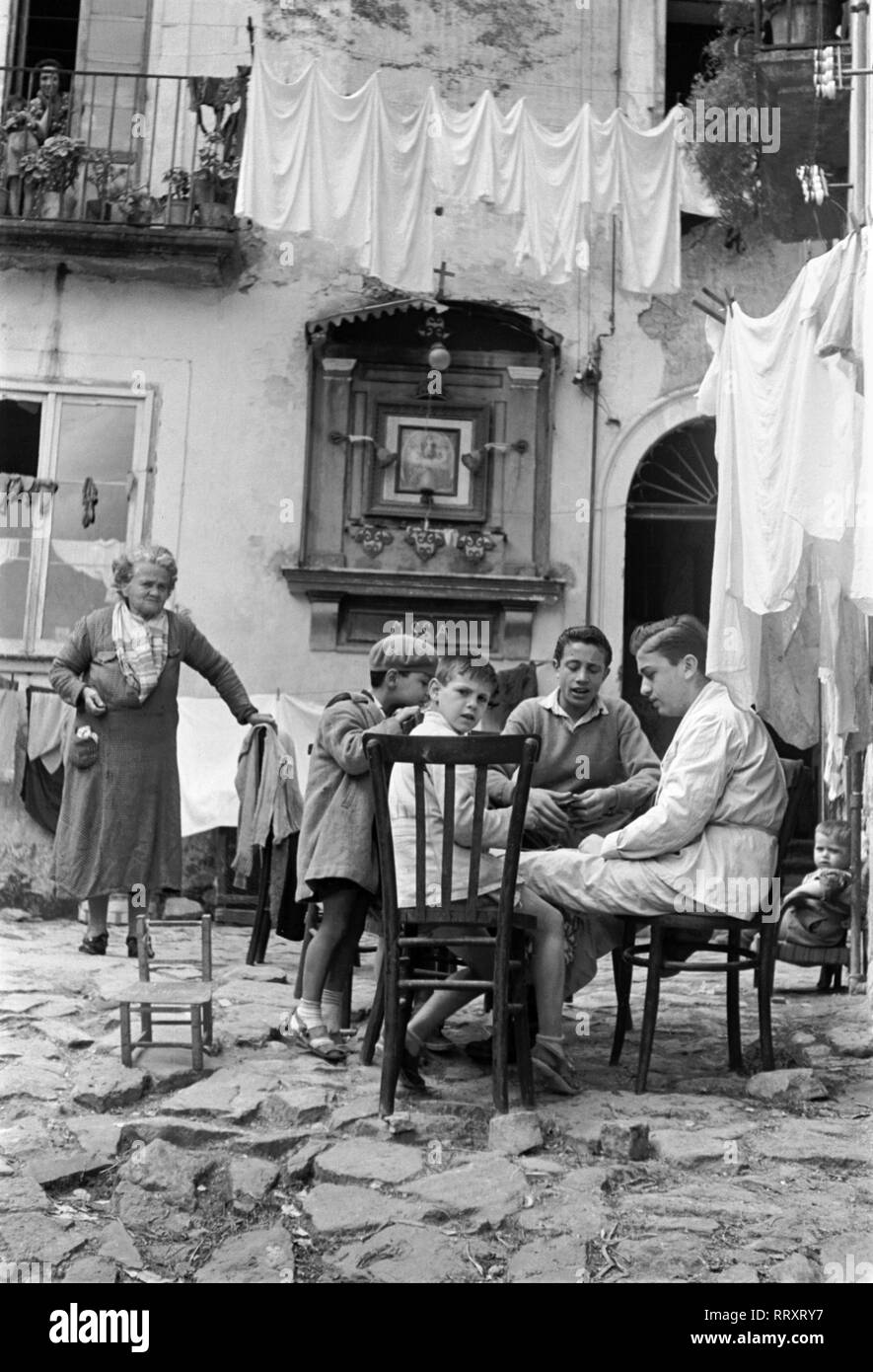 Travel to Naples - Italy in 1950s - Neapolitan family in a backyard in ...