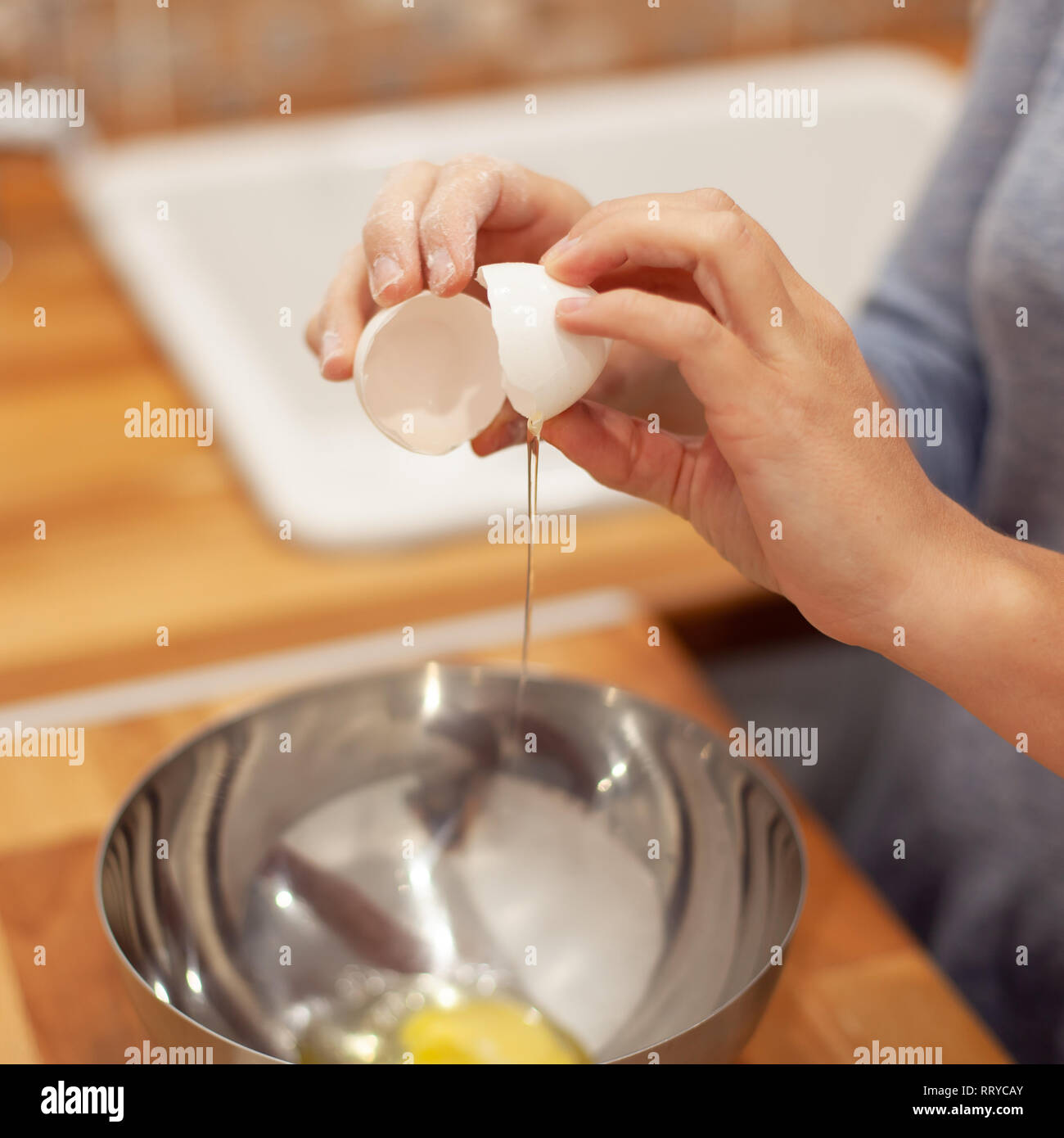 Hand breaking egg hi-res stock photography and images - Alamy