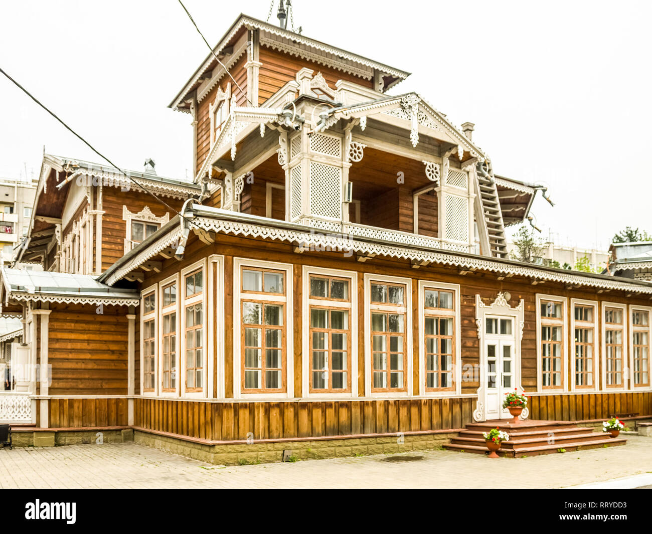 Traditional wooden houses irkutsk hi-res stock photography and images ...