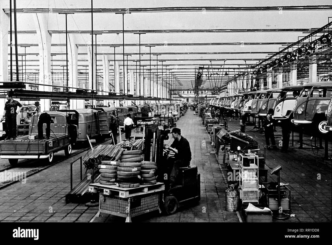 VW Werk 1962 - VW Werk, 1962. VW Bus Fertigung in Hannover ...