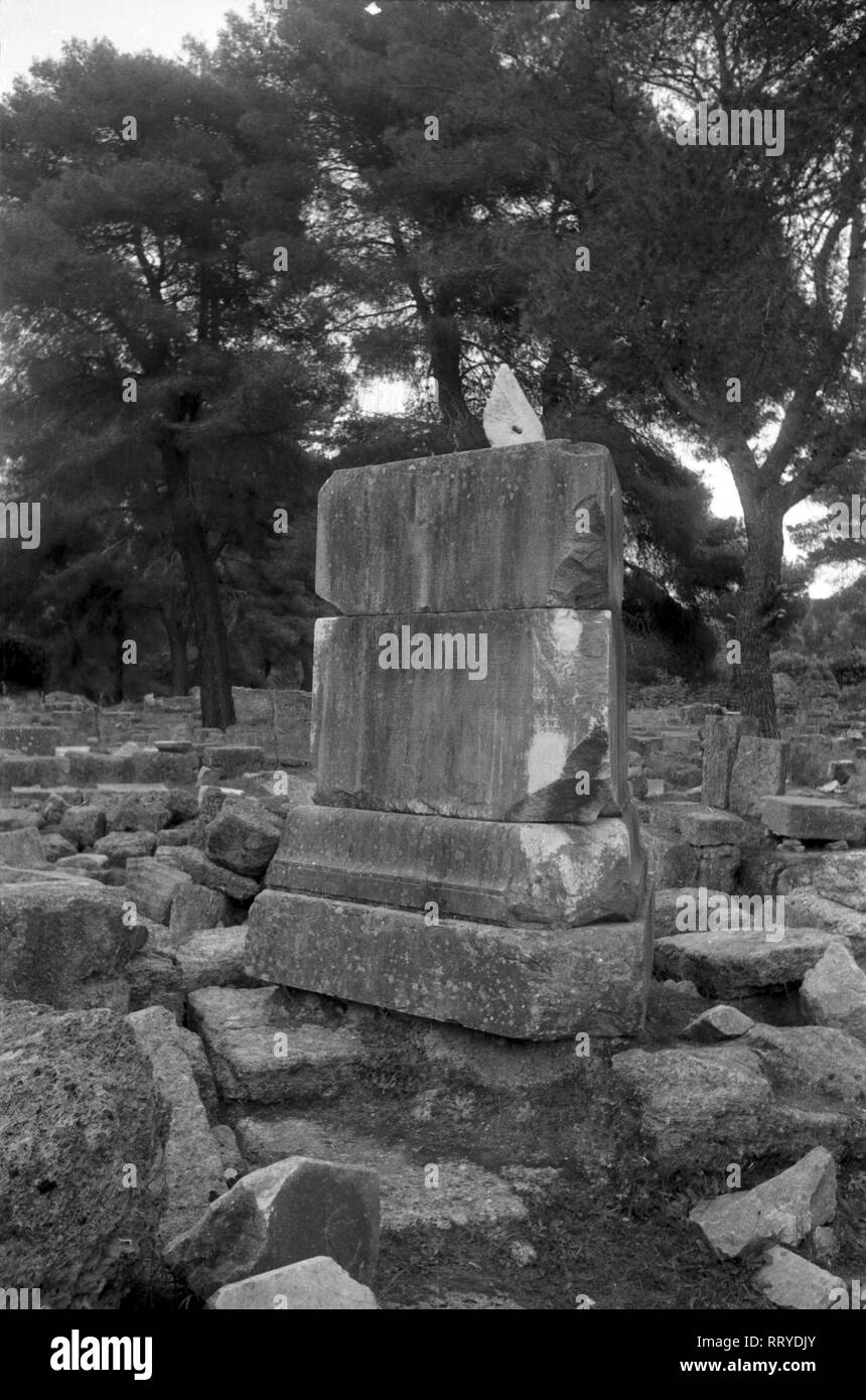 Griechenland, Greece - Ein antiker Altar im Hera Tempel von Olympia ...