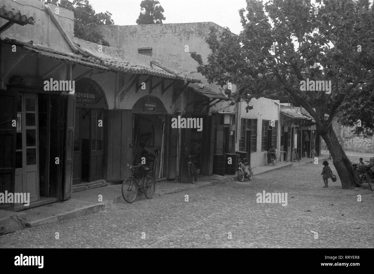 Griechenland, Greece - Eine kleine Straße mit Geschäften zur ...