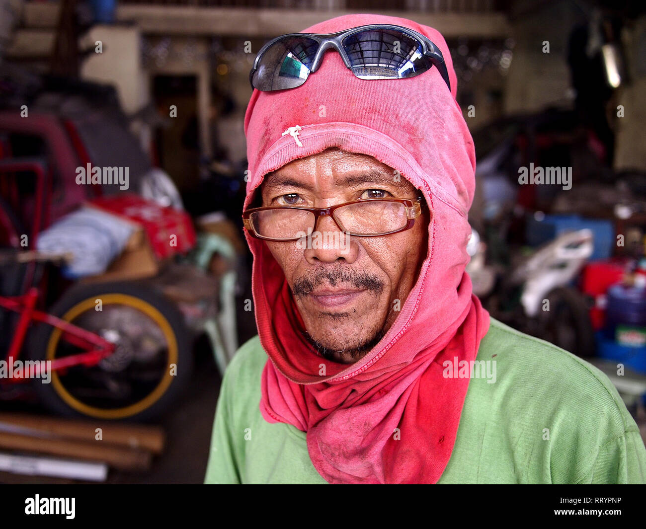 Filipino carpenter hi-res stock photography and images - Alamy