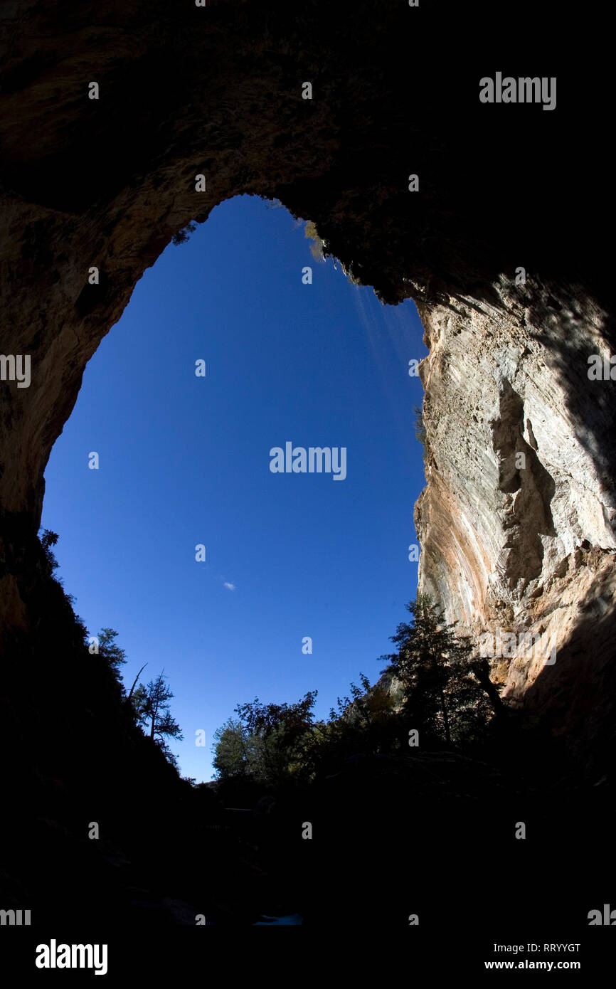 Classic blue bridge hi-res stock photography and images - Alamy
