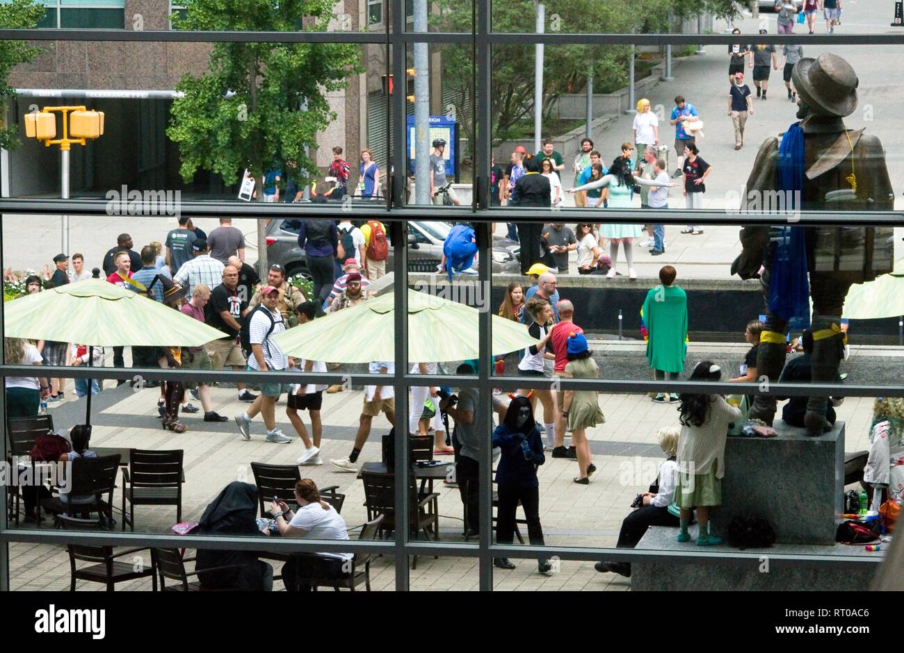 People outside a building hi-res stock photography and images - Alamy