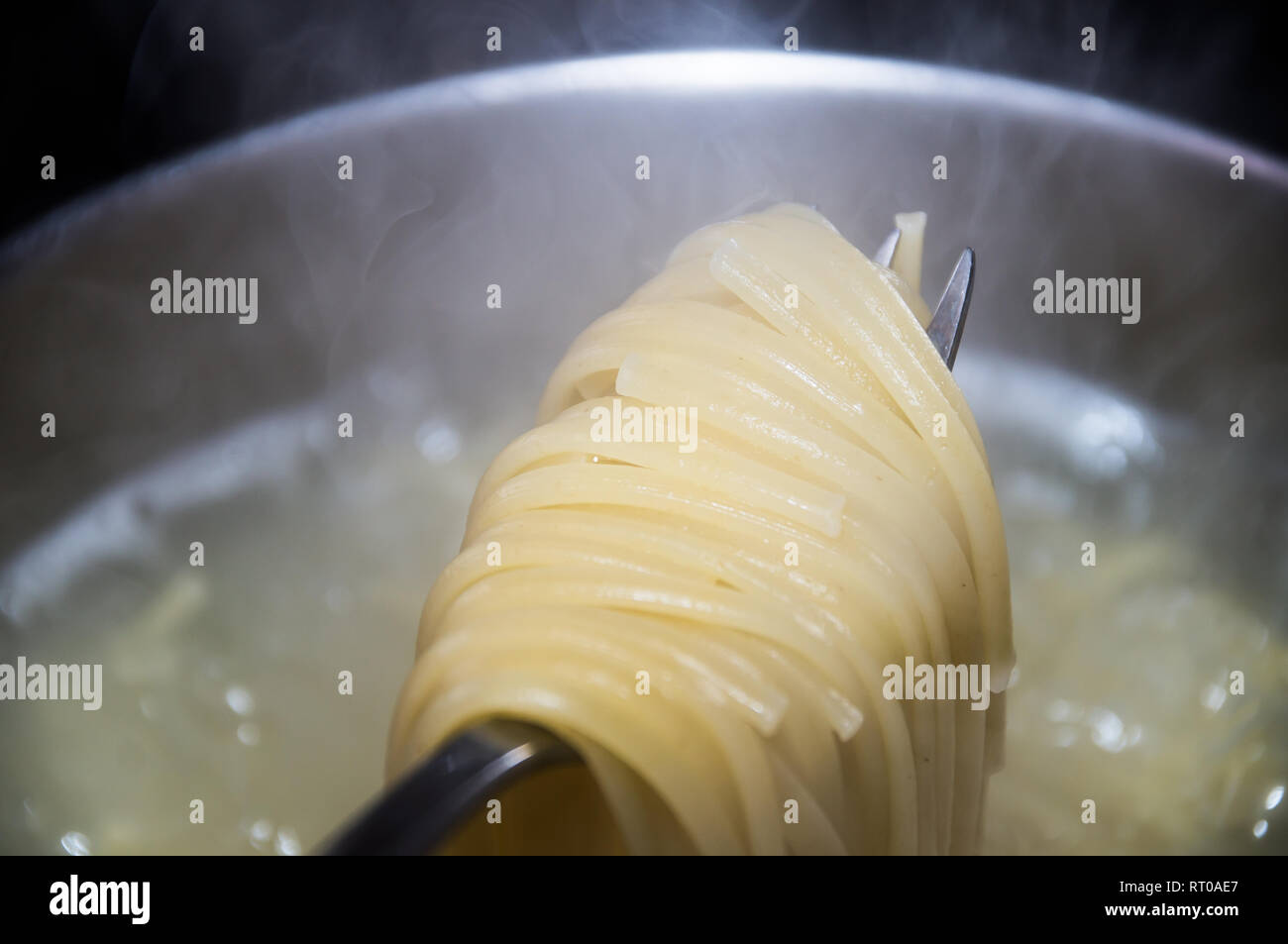 Pasta cooked in pan home hi-res stock photography and images - Alamy