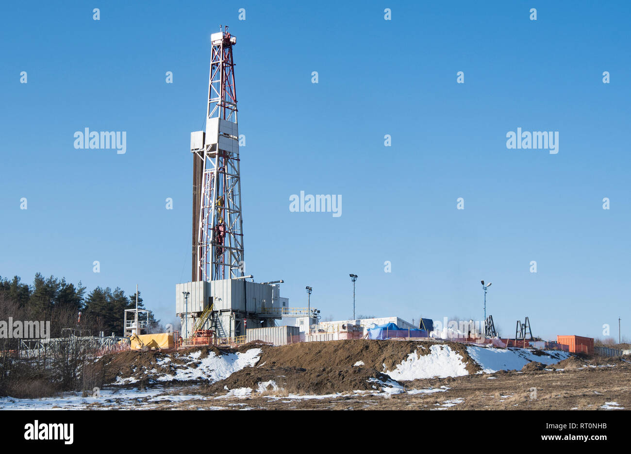 Oil well rig hi-res stock photography and images - Alamy