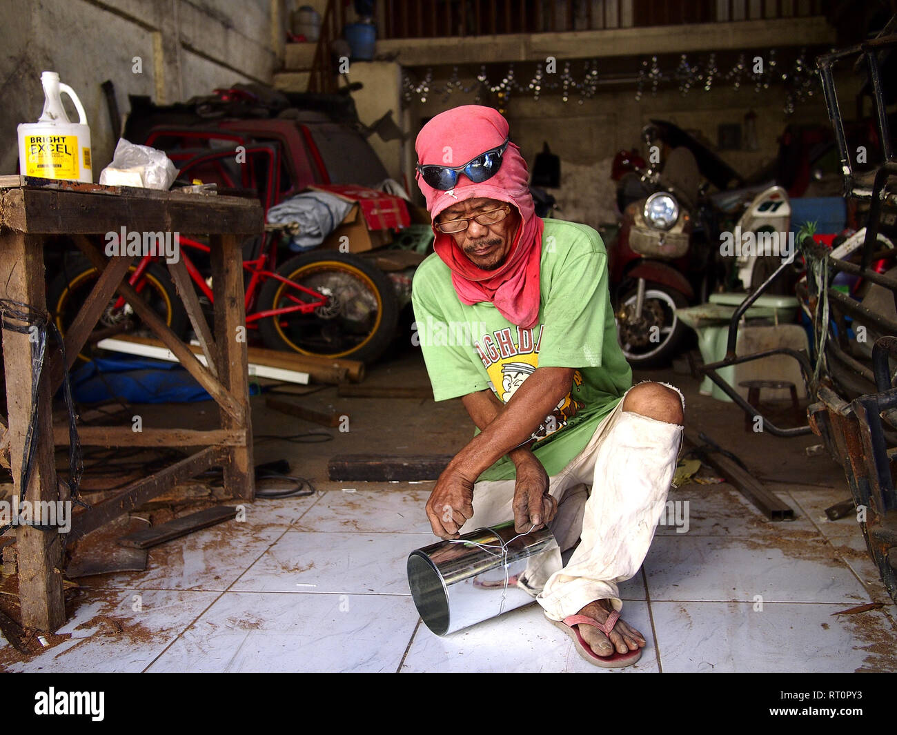 Filipino carpenter hi-res stock photography and images - Alamy