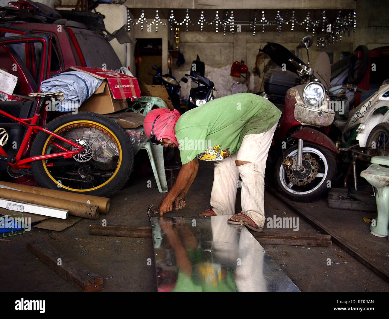 Filipino carpenter hi-res stock photography and images - Alamy