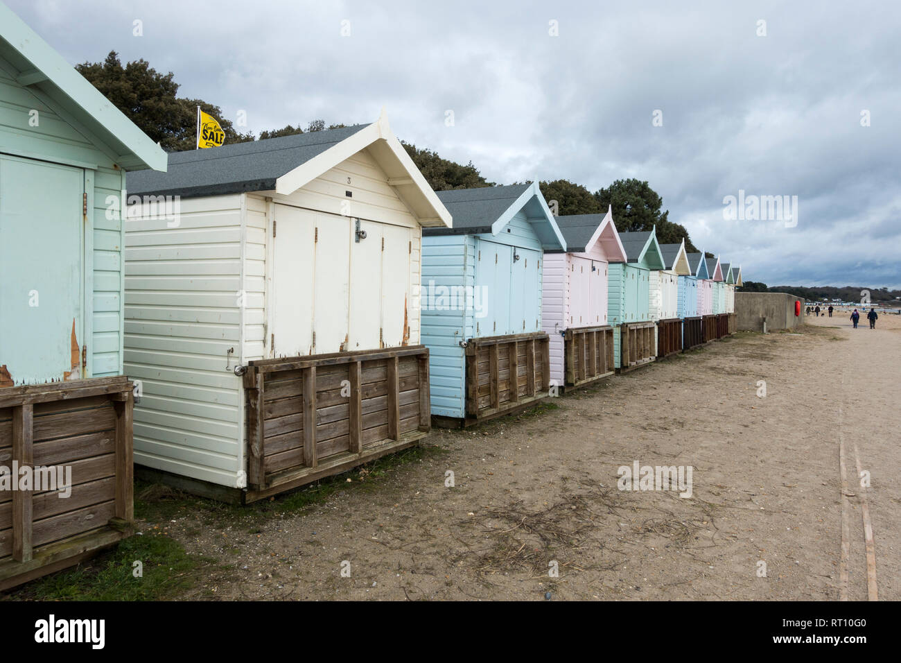 Beach huts along Avon Beach, Mudeford, Christchurch, Dorset, UK Stock ...