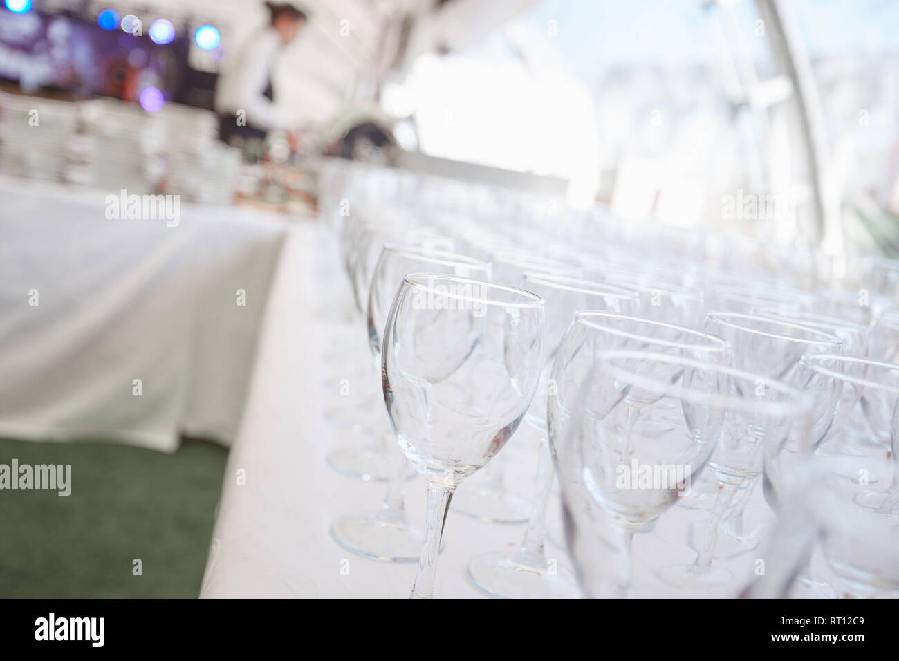 empty glass glasses on the table in the restaurant Stock Photo - Alamy