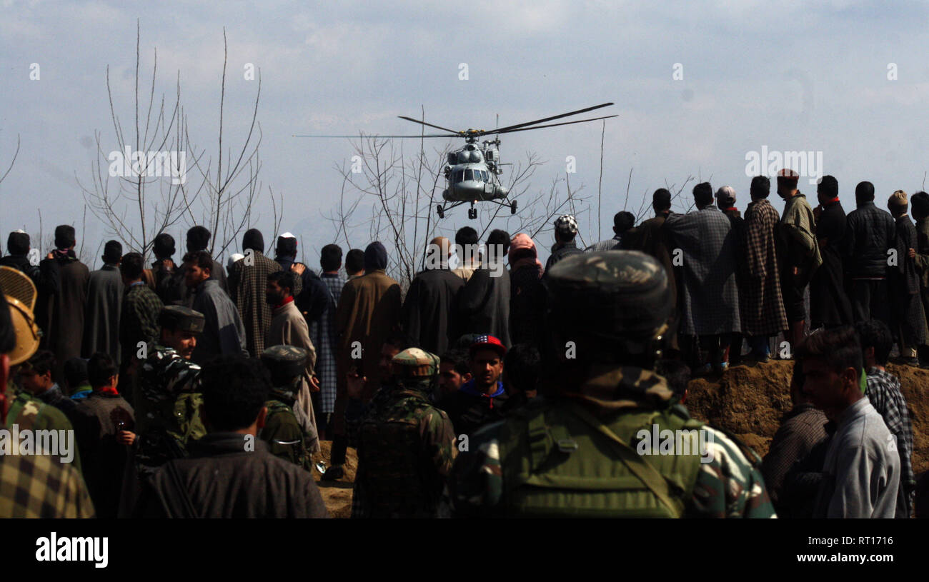 Srinagar, Kashmir. 27th Feb 2019. Kashmiri villagers watching as Indian ...