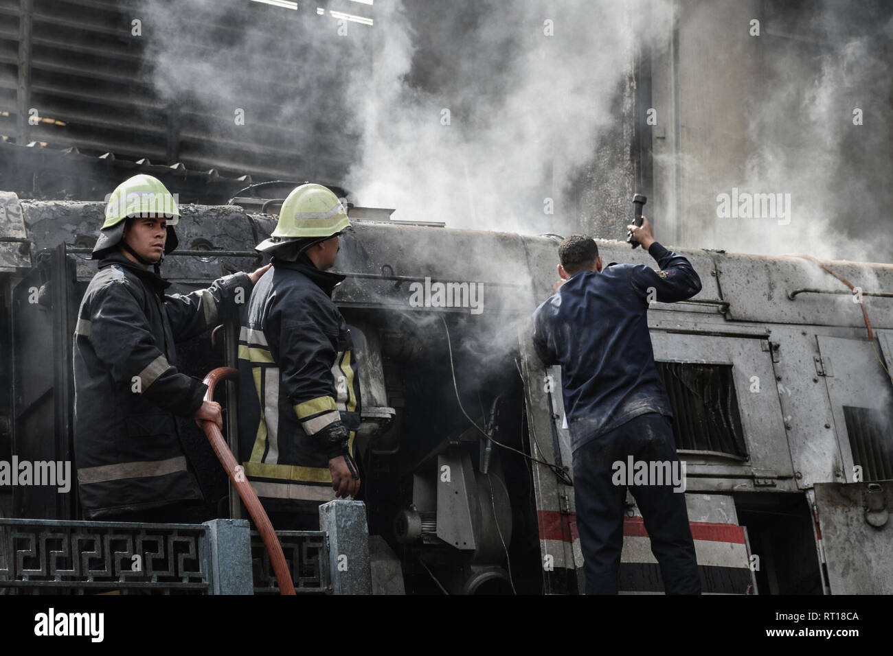 Cairo, Egypt. 27th Feb, 2019. Firefighters extinguish the burning ...