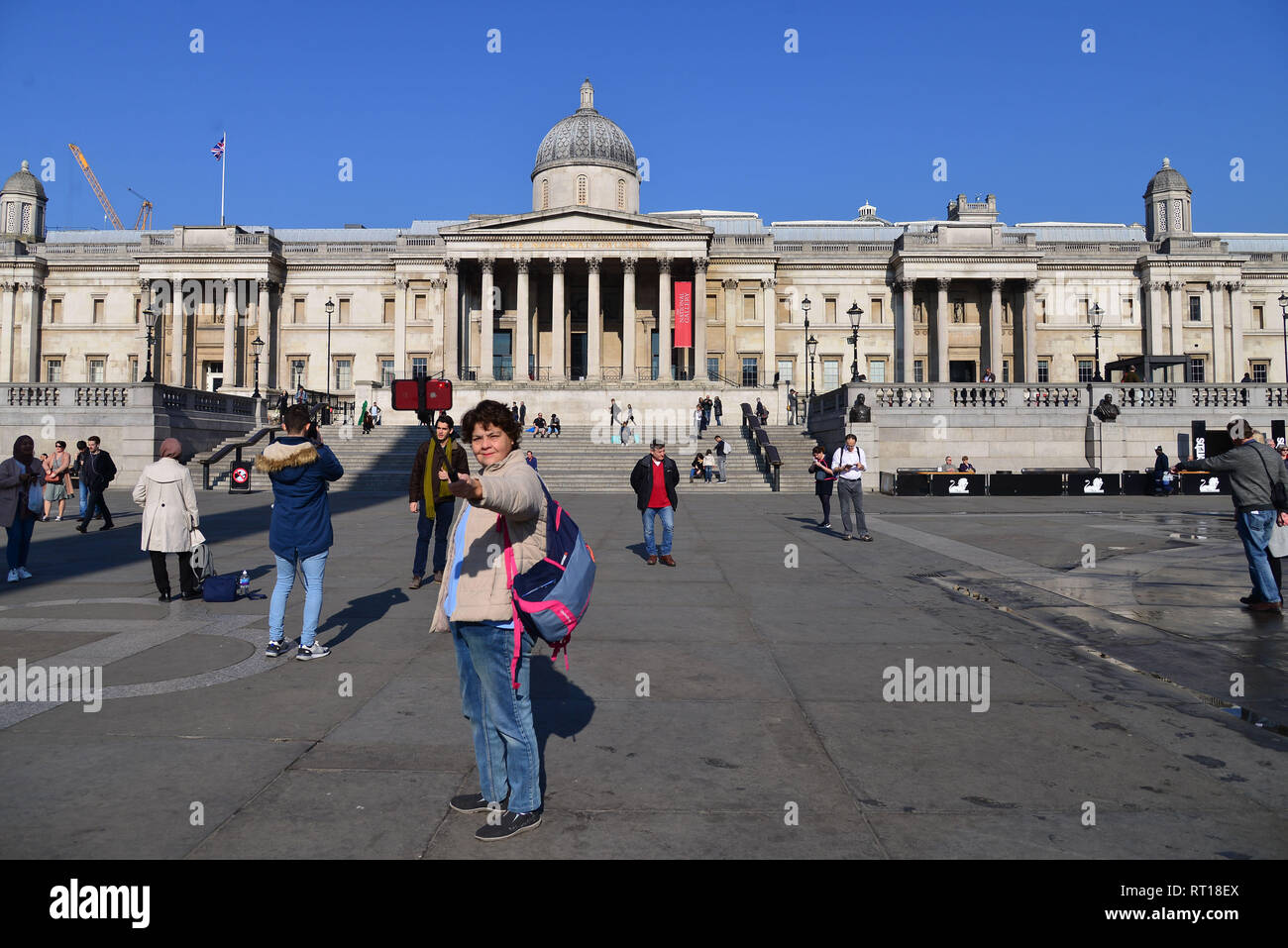 London, UK. 27th Feb, 2019. Tourists enjoy the winter warm weather in ...