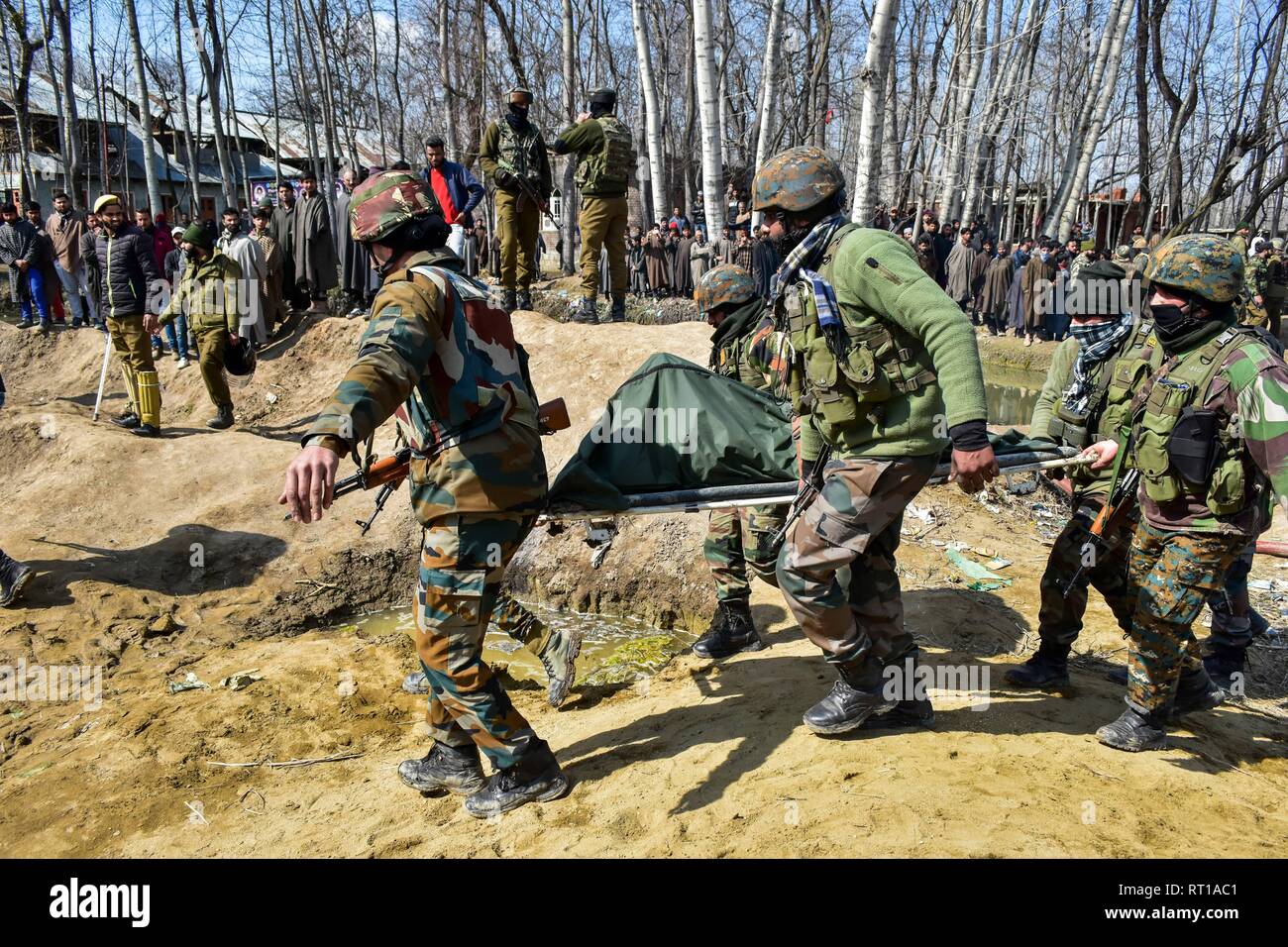 Indian army soldiers carry body hi-res stock photography and images - Alamy