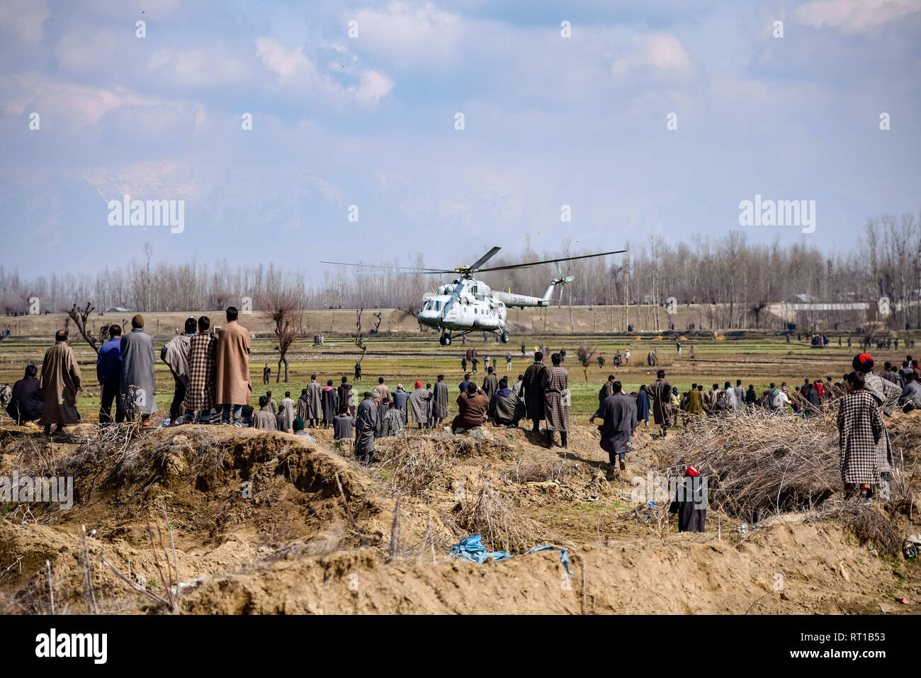 Budgam, Jammu and Kashmir, India. 27th Feb, 2019. Kashmiri villagers ...