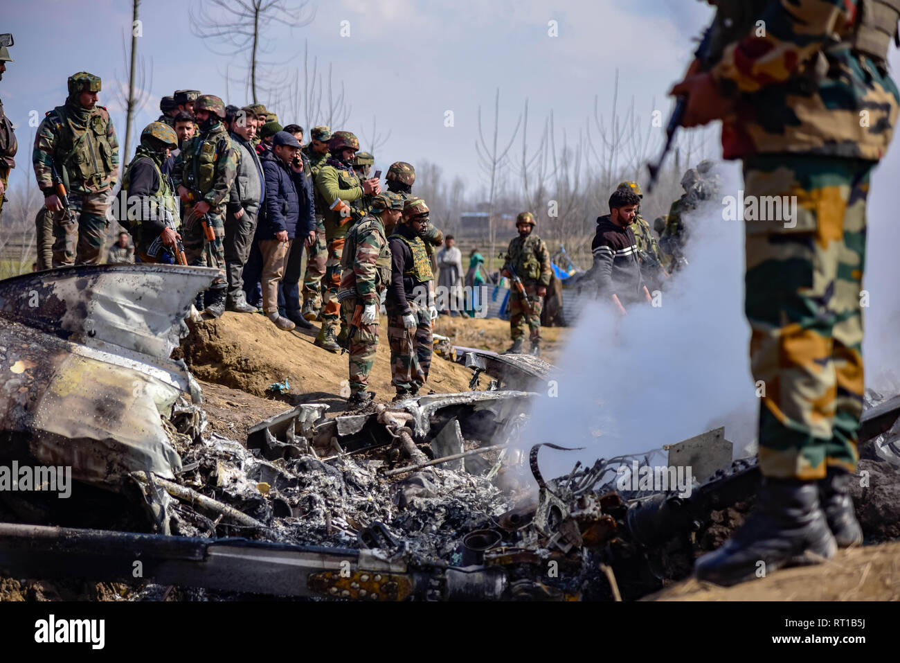Budgam, Jammu and Kashmir, India. 27th Feb, 2019. Indian army men are ...