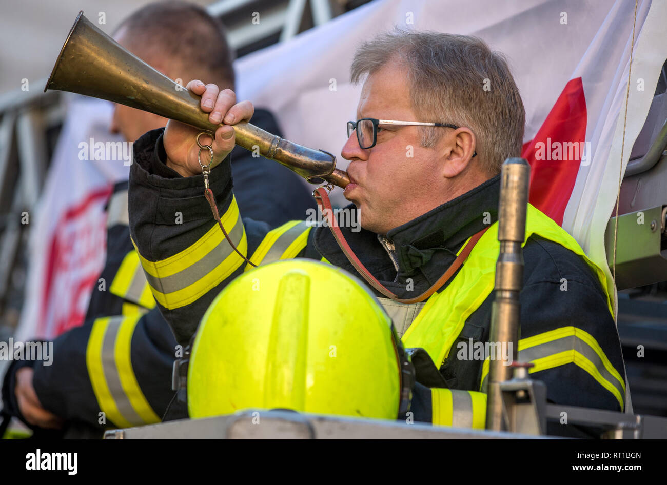 Increase signal hi-res stock photography and images - Alamy
