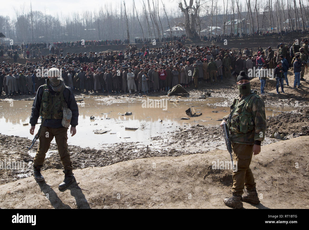 Budgam, Kashmir. 27th Feb 2019. People and Kashmirn army gather near ...