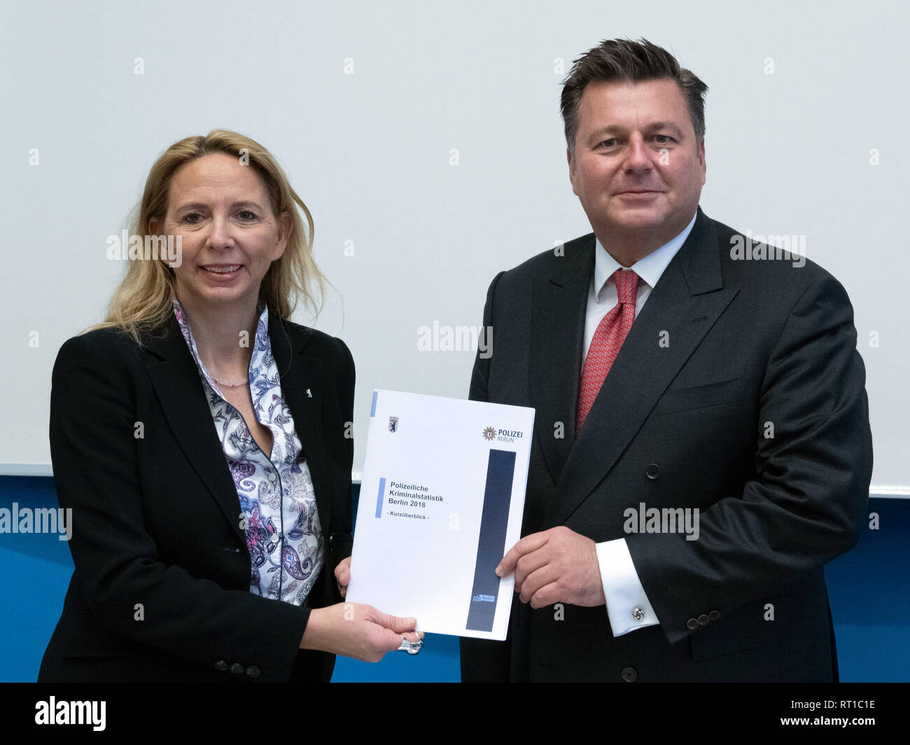 Police hold hands hi-res stock photography and images - Alamy