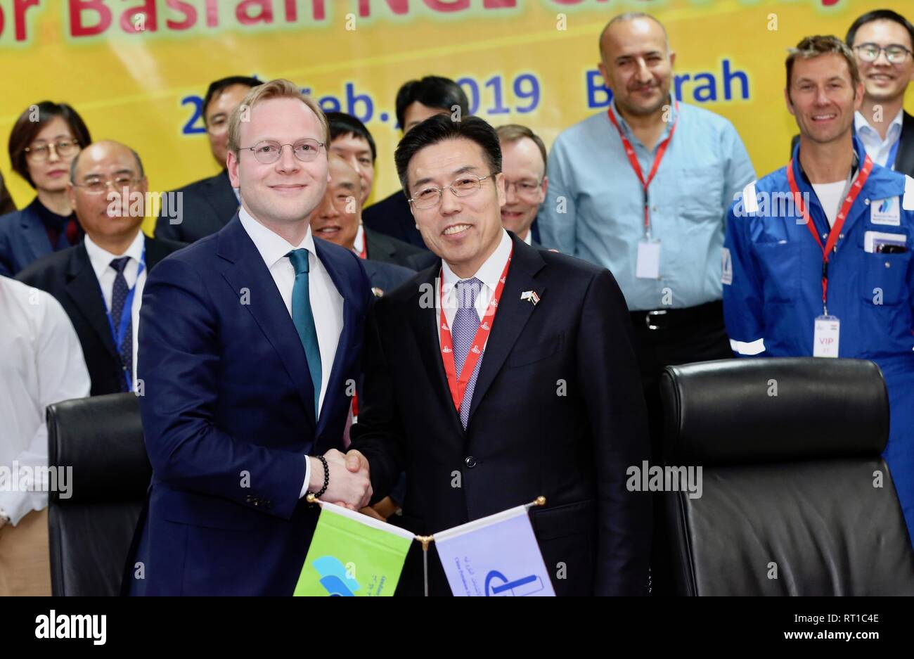 (190227) -- BASRA, Feb. 27, 2019 (Xinhua) -- Liu Haijun (R), president ...