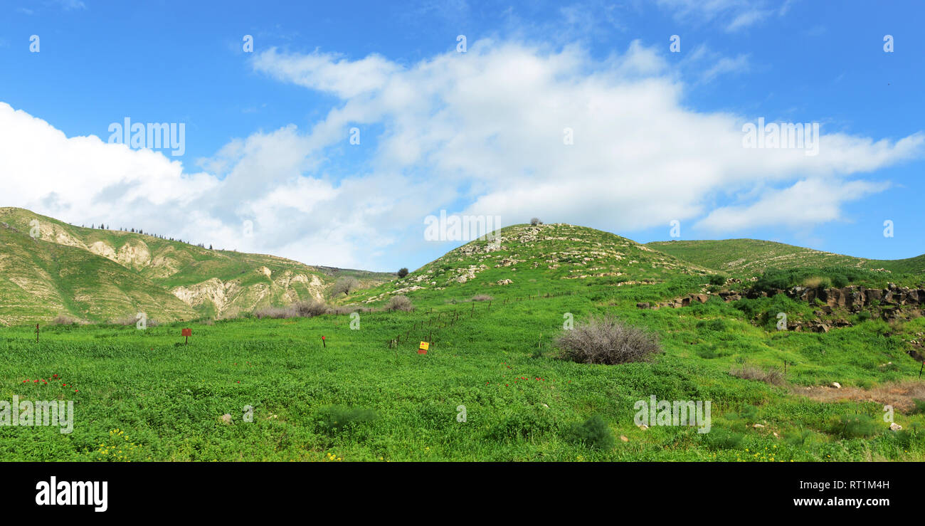 Landmine warning sign in the Golan Heights Stock Photo - Alamy