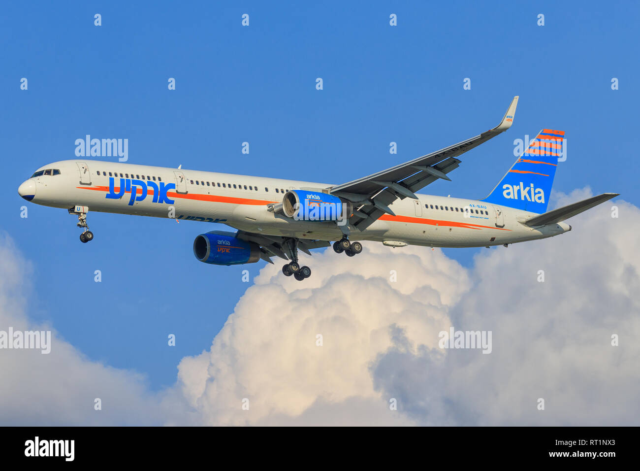 Boeing 757 cockpit hi-res stock photography and images - Alamy