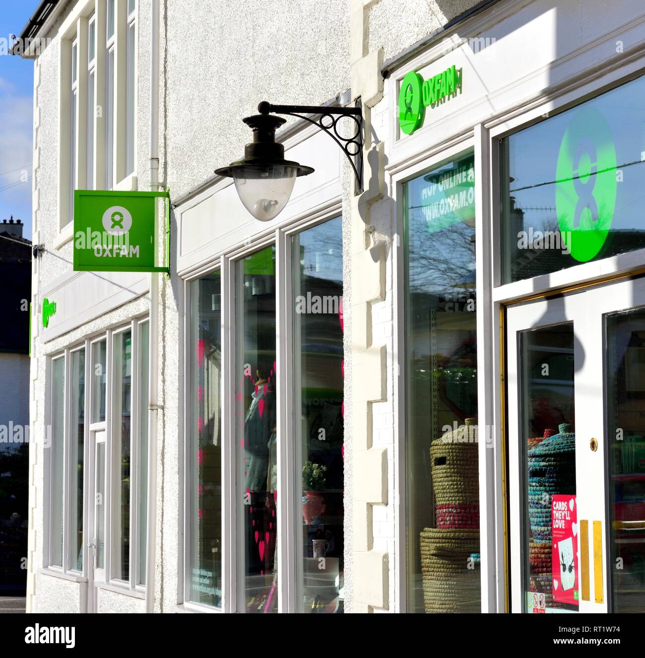Charity shop front hi-res stock photography and images - Alamy
