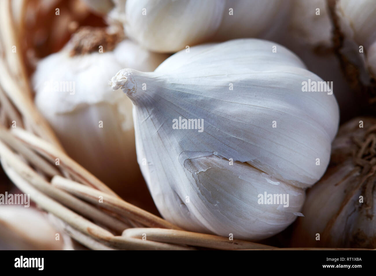 Raw organic garlic (Allium sativum) in woven basket Stock Photo - Alamy