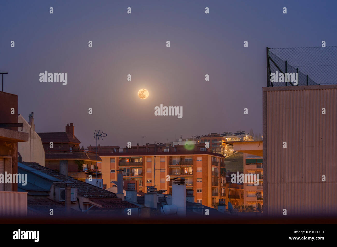 Full moon over city skyline hi-res stock photography and images - Alamy