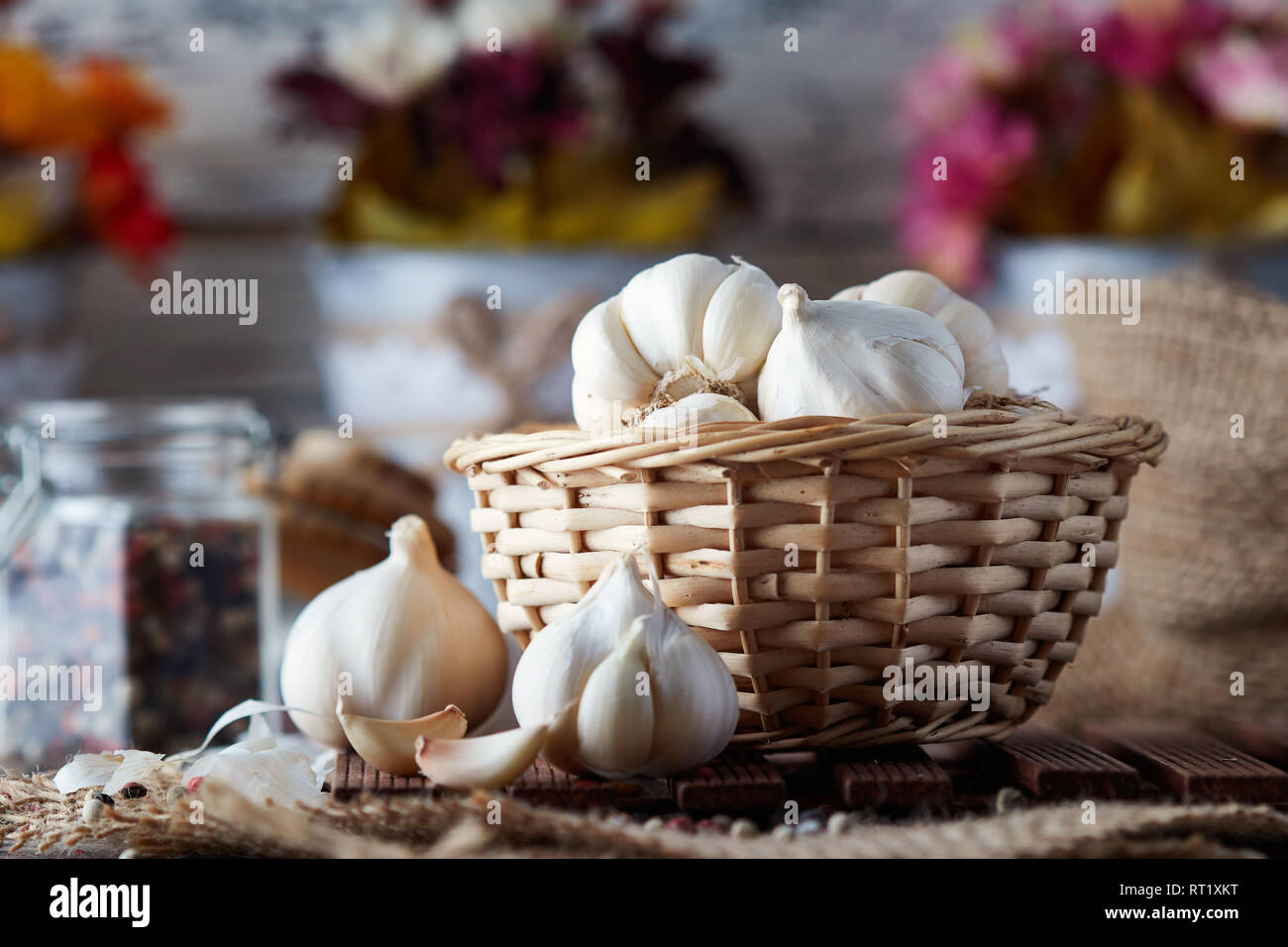 Raw organic garlic (Allium sativum) in woven basket Stock Photo - Alamy