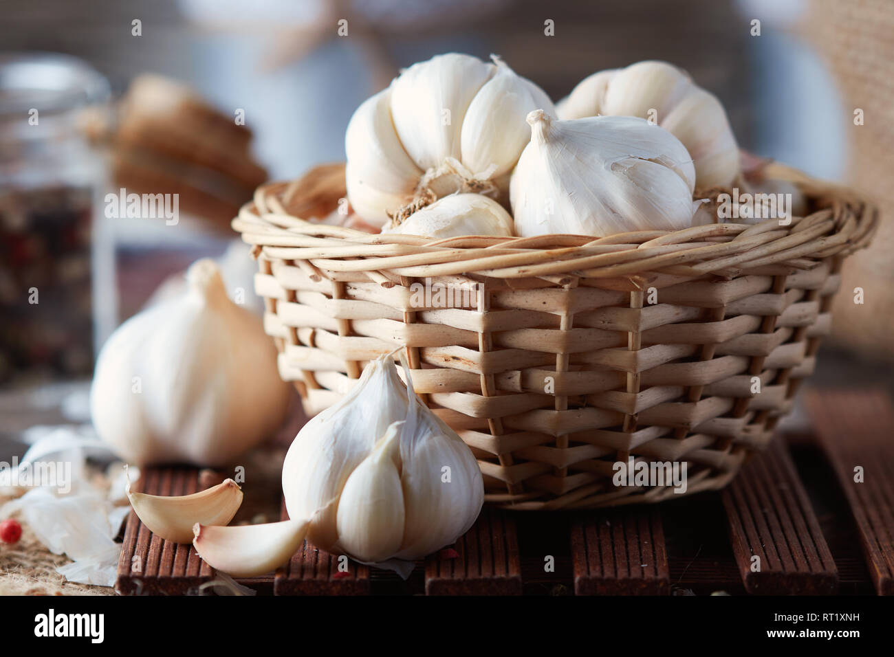 Raw organic garlic (Allium sativum) in woven basket Stock Photo - Alamy