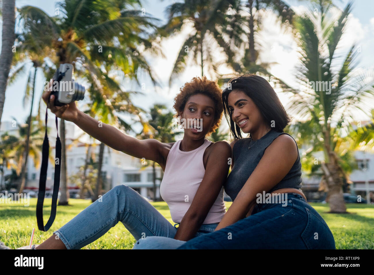 Taking a photo of friends hi-res stock photography and images - Alamy