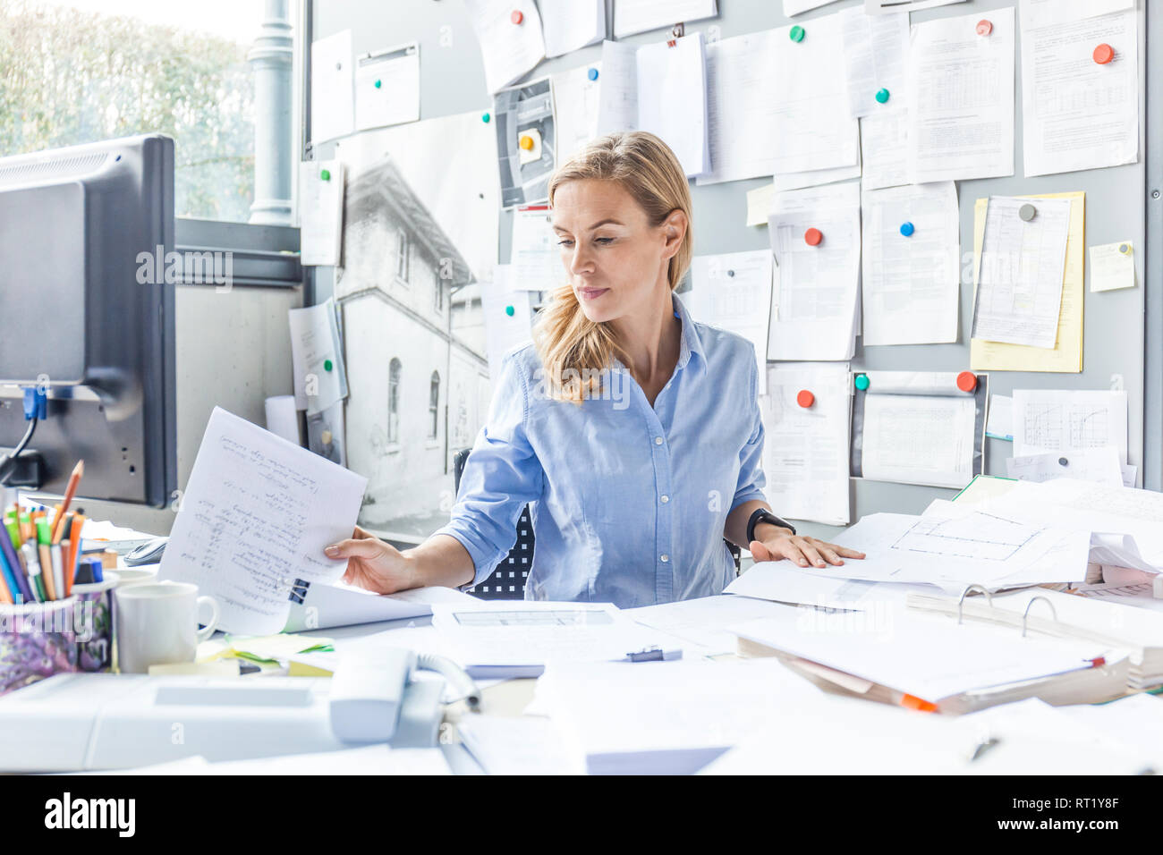woman with folders Stock Photo - Alamy