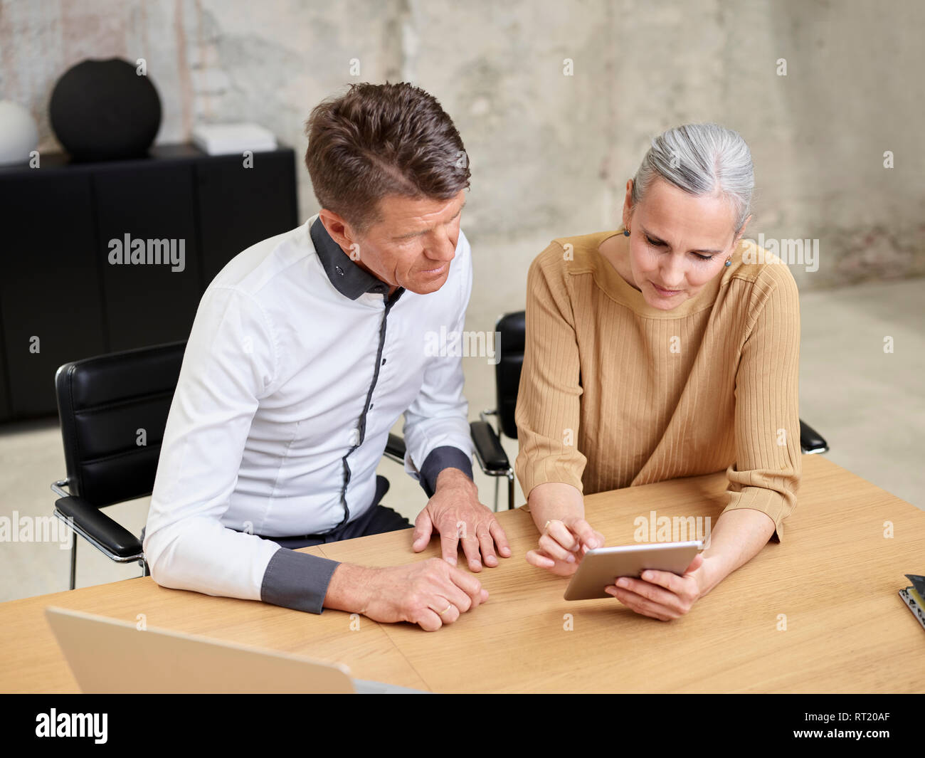 Sharing tables hi-res stock photography and images - Alamy
