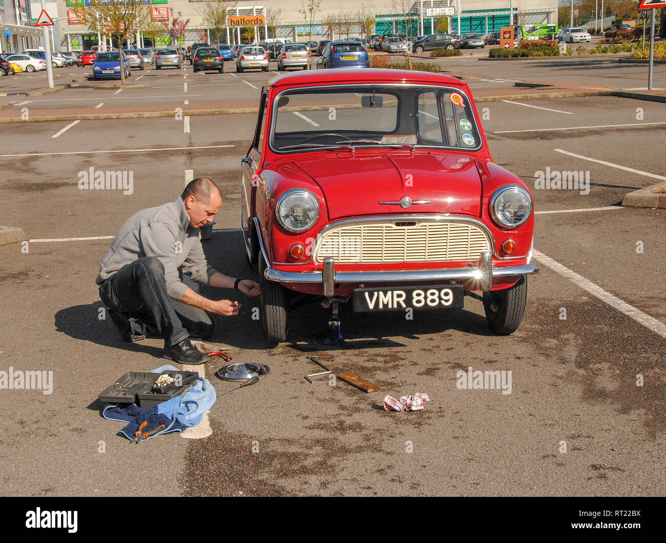 Classic Mini wheel changing Stock Photo - Alamy
