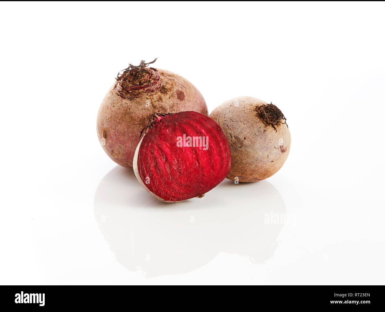 Whole and sliced beetroot Stock Photo - Alamy