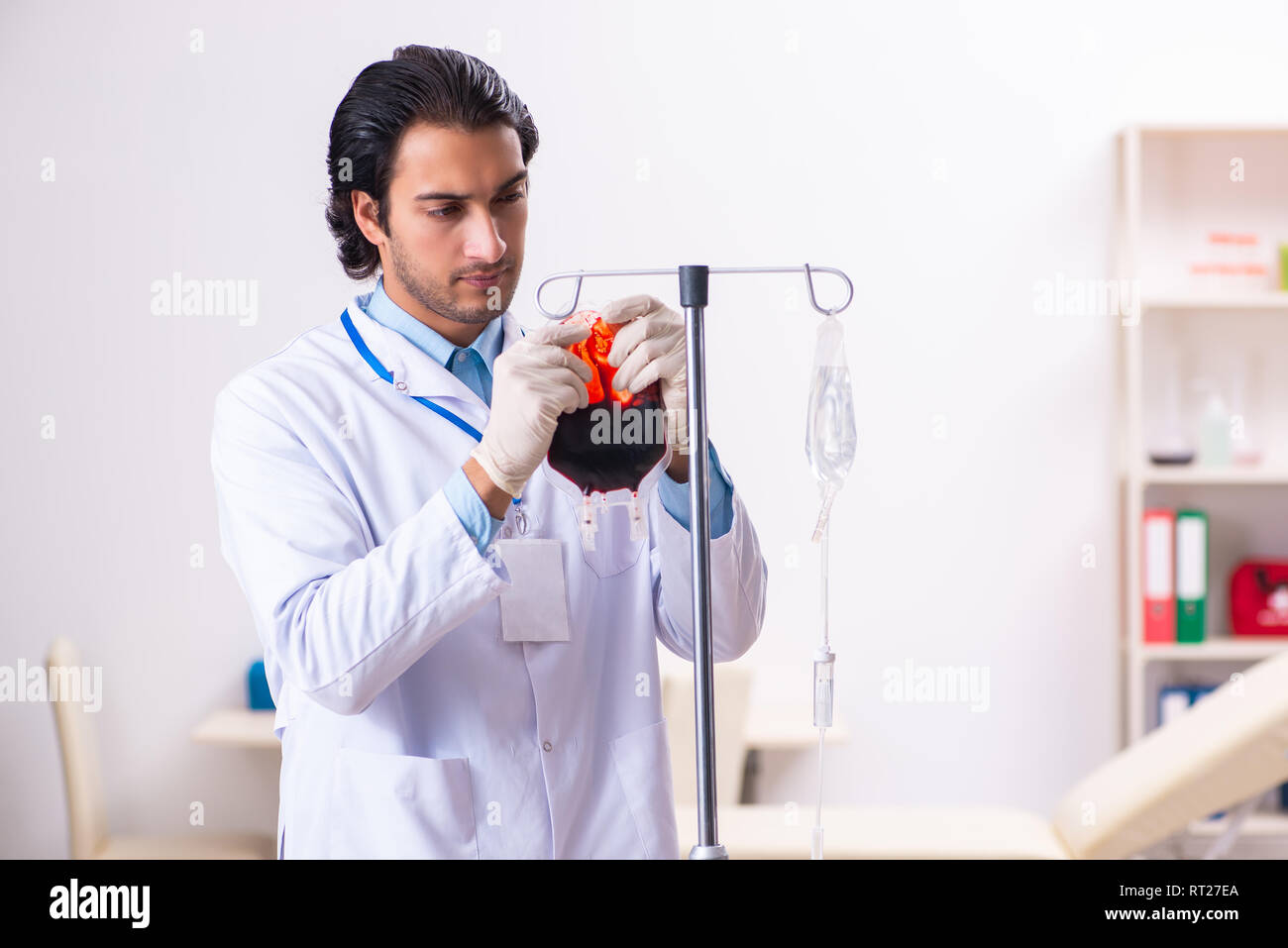 Doctor preparing infusion needle hi-res stock photography and images ...
